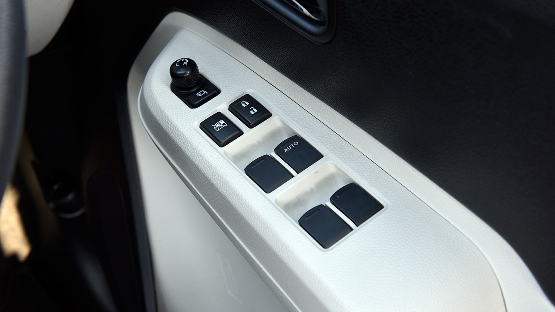 Maruti Suzuki Ignis 2017 Alpha Petrol Interior Car Photos - Overdrive