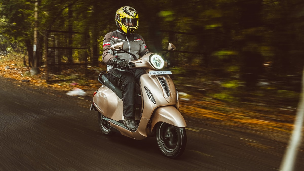 2024 Bajaj Chetak Premium (TecPac) first ride review - Does the Chetak ...